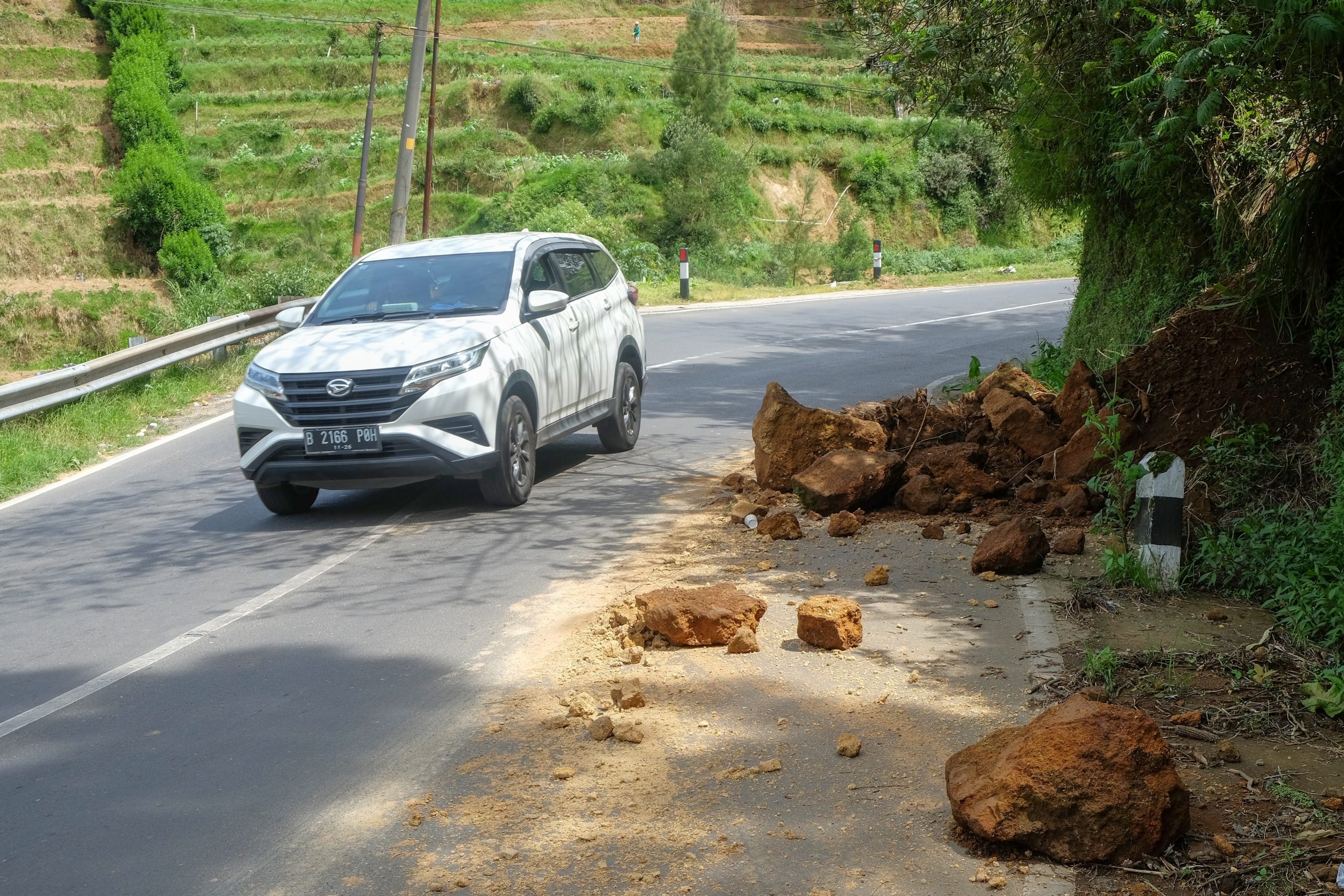 Safe Driving Tips: Avoiding Road Debris Hazards - Neighborhood ...